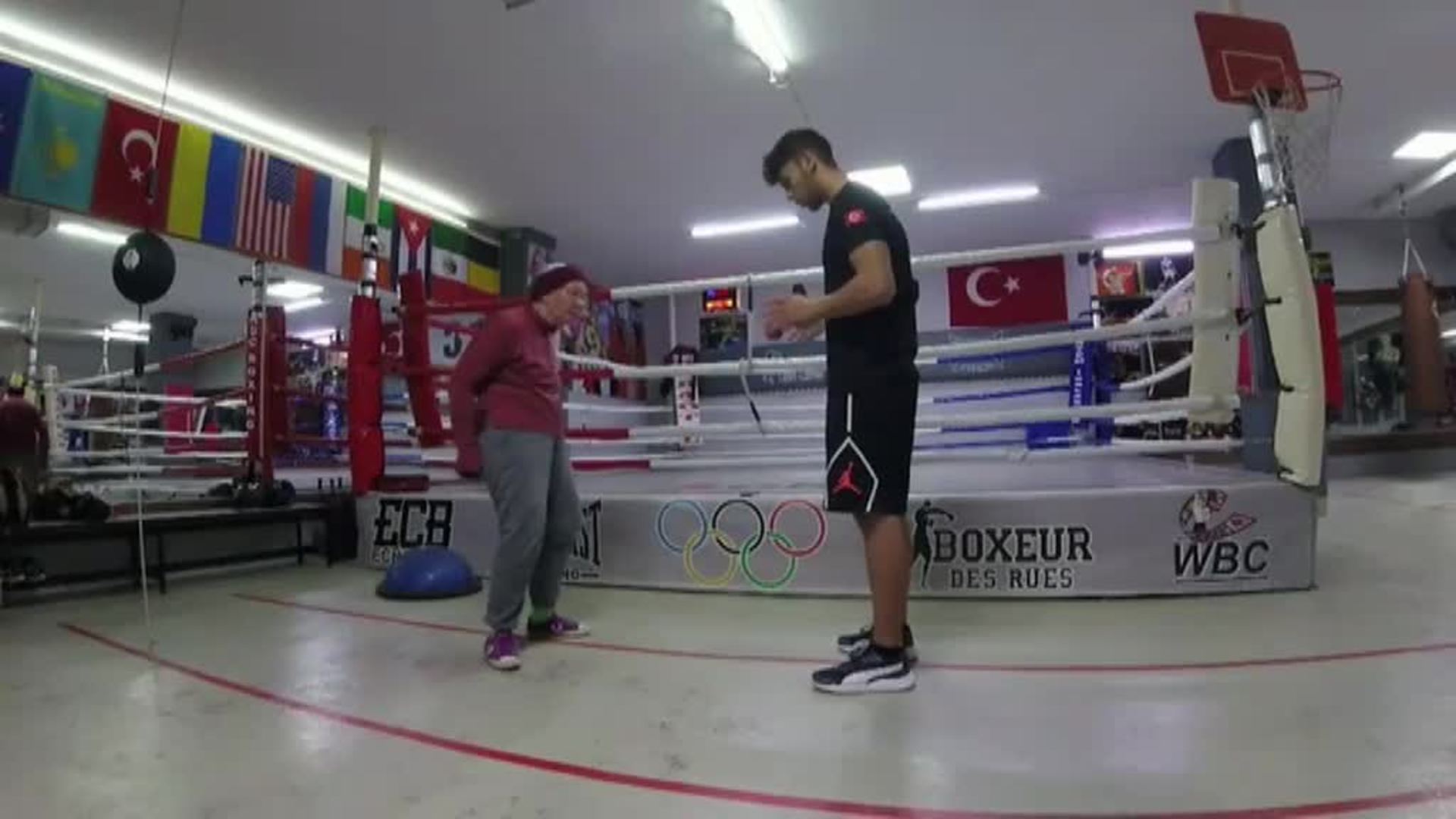 Nancy combate el Parkinson con boxeo a los 74 años de edad | Canarias7