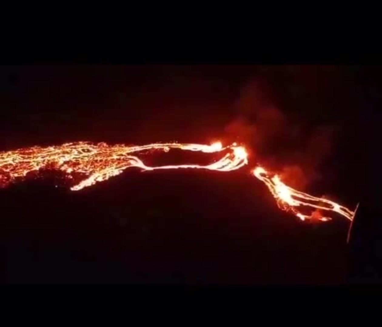 Ríos de lava roja de un volcán cerca de la capital de Islandia | Canarias7