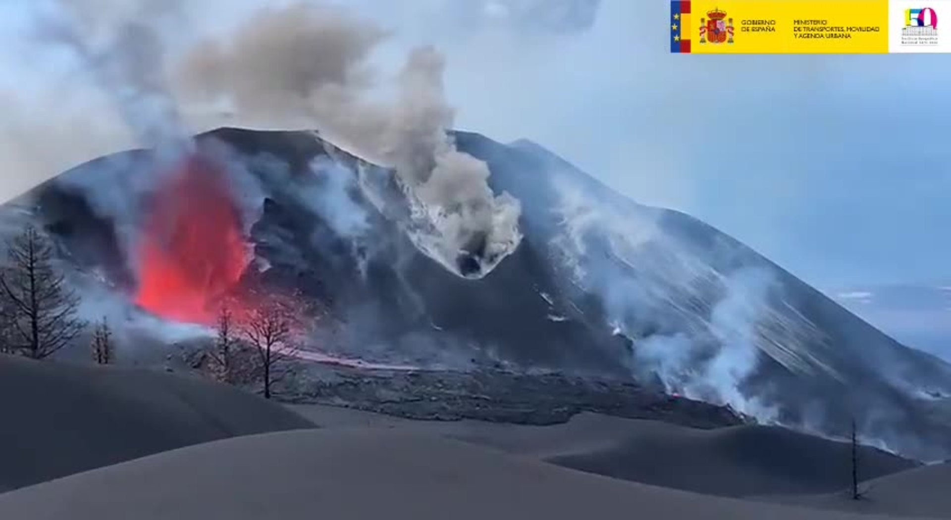 Así expulsa lava y piroclastos el cono secundario del volcán | Canarias7